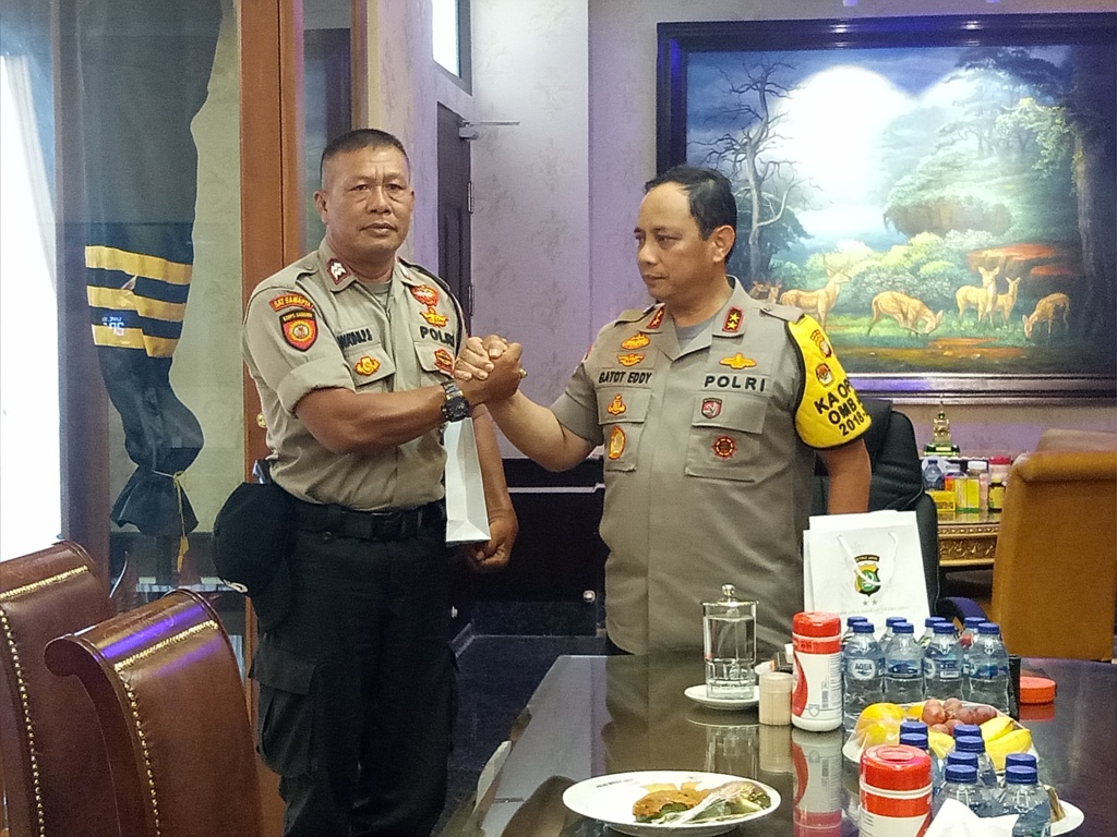 Aiptu Wayan Mendapat Penghargaan Sekolah Alih Golongan Aiptu Wayan Mendapat Penghargaan Sekolah Alih Golongan
