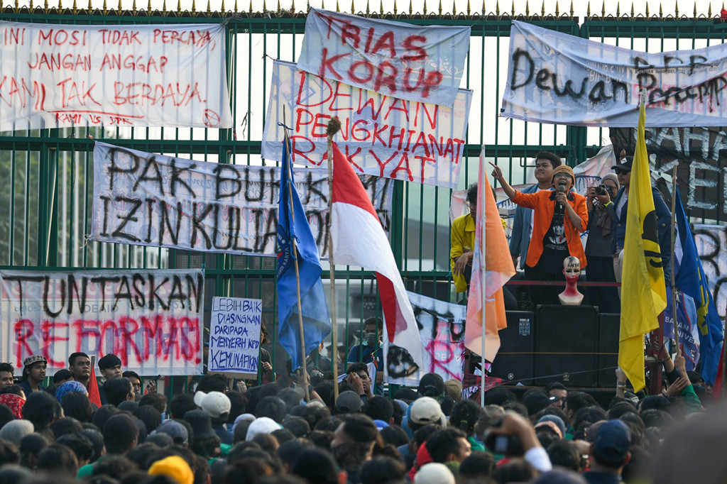 Aksi Unjuk Rasa Mahasiswa Tolak UU KPK dan RUU KUHP Aksi Unjuk Rasa Mahasiswa Tolak UU KPK dan RUU KUHP