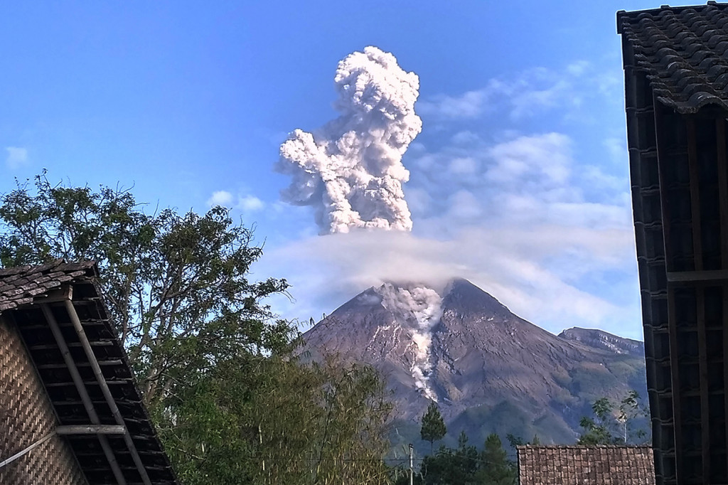 Gunung Merapi Meletus dan Keluarkan Awan Panas Hingga 1,5 Km
