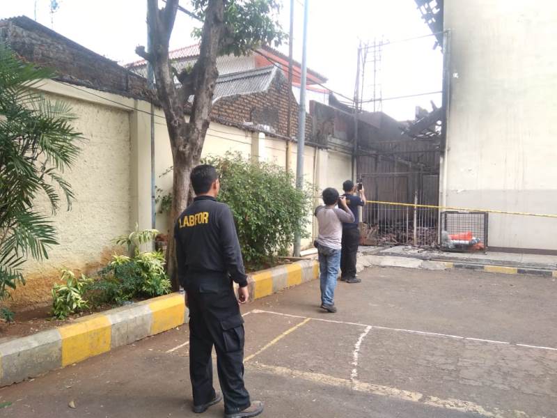 Anggota Puslabfor Ambil Sampel Kebakaran SMK Yadika 6 Anggota Puslabfor Ambil Sampel Kebakaran SMK Yadika 6