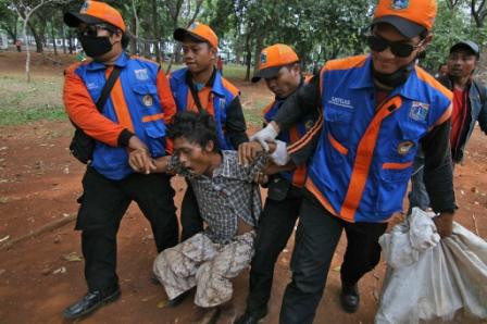 Ratusan Gelandangan & Pengemis Mulai Geruduk Bekasi - Medcom.id