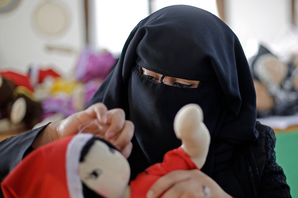 Saat Perempuan Berniqab di Gaza Membuat Boneka Santa Saat Perempuan Berniqab di Gaza Membuat Boneka Santa