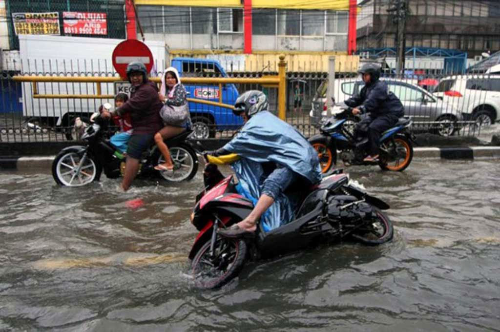 Nekat Terobos Banjir Pakai Motor? Ini Risikonya
