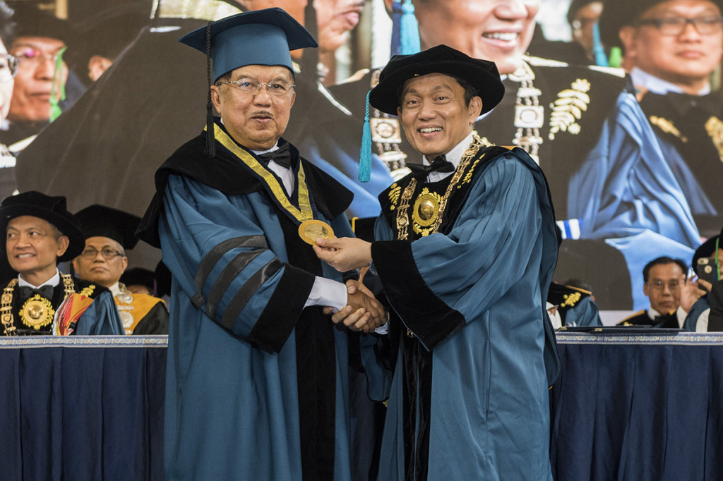 Jusuf Kalla Terima Gelar Doktor Honoris Causa dari ITB Jusuf Kalla Terima Gelar Doktor Honoris Causa dari ITB