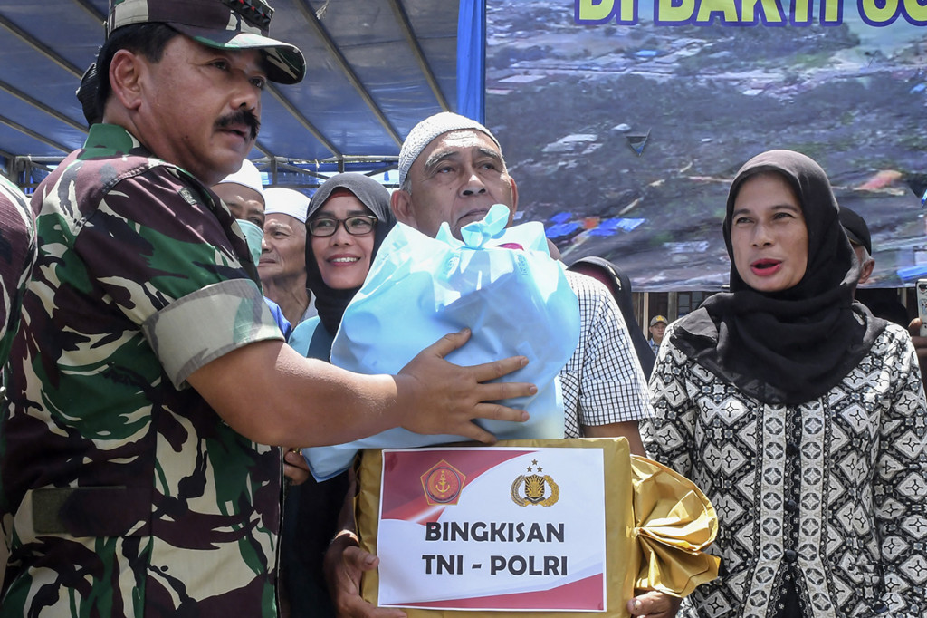 Panglima TNI-Kapolri Beri Apresiasi Warga Natuna Panglima TNI-Kapolri Beri Apresiasi Warga Natuna