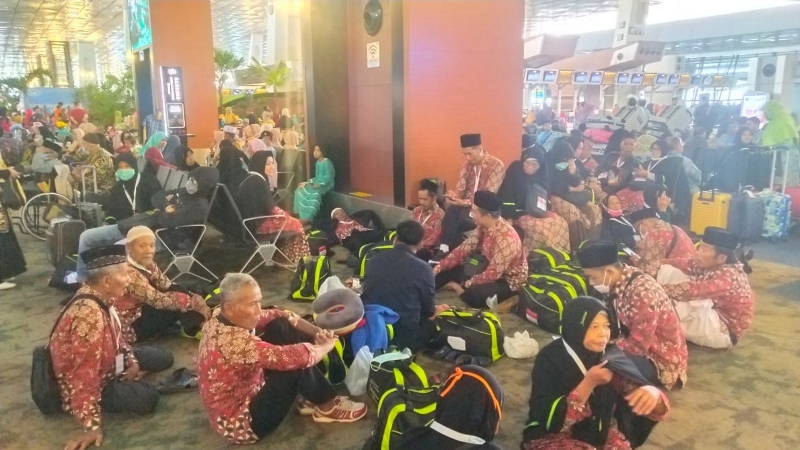 Ratusan Calon Jemaah Umrah Tertahan di Bandara Soetta