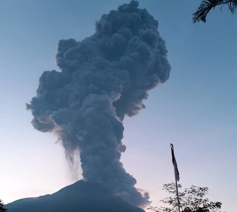 Erupsi Merapi Semburkan Kolom Asap 6.000 Meter