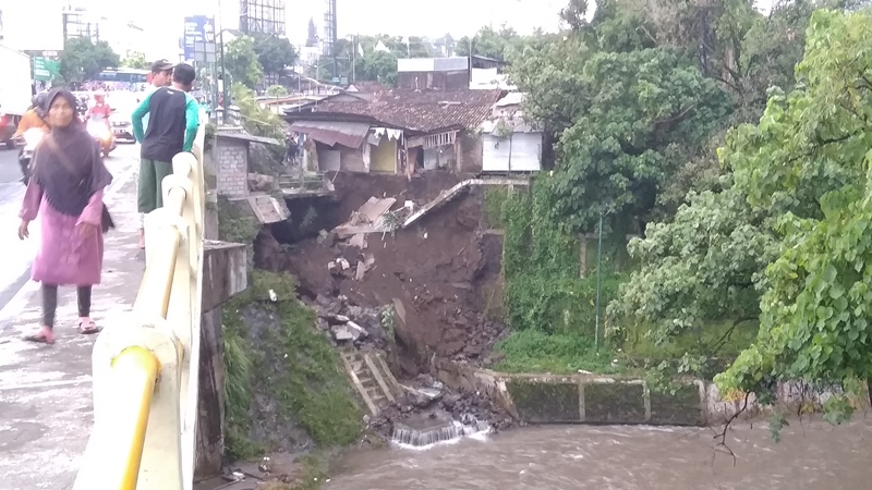 Talud Longsor, Bangunan di Bantaran Sungai Runtuh