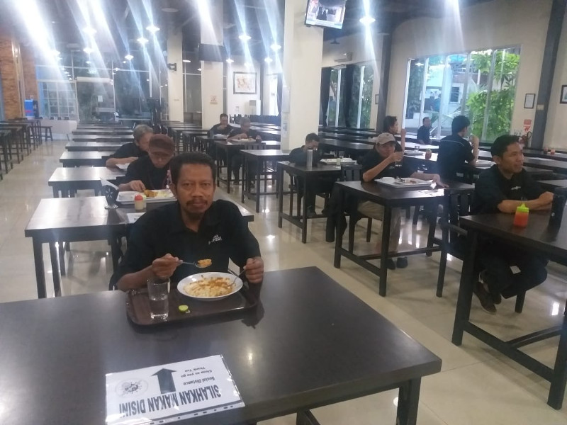Media Cafe Terapkan Makan ala Social Distancing