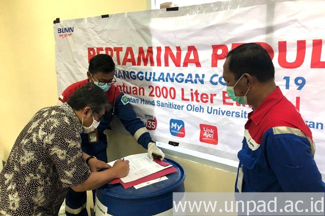 Unpad Terima Bantuan Bahan Baku Produksi Hand Sanitizer