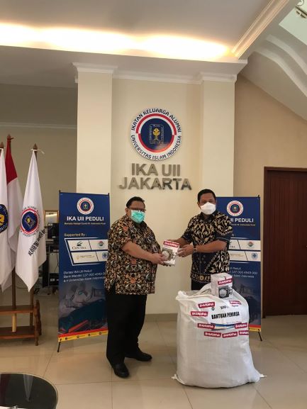 Alumni UII Salurkan Bantuan Alkes ke RS Rujukan Covid-19