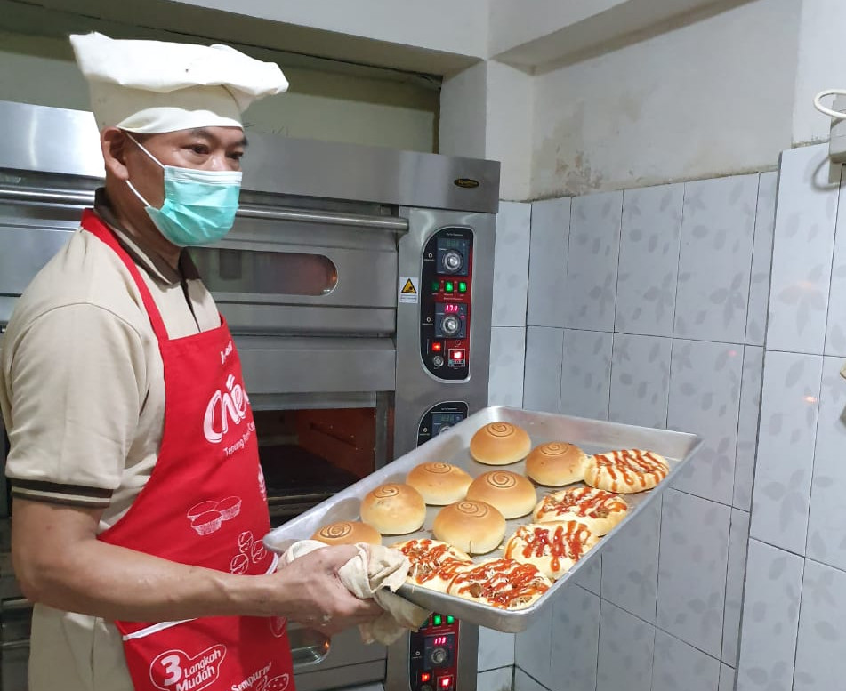 Ribuan Roti Dibagikan Gratis untuk Warga Kemayoran