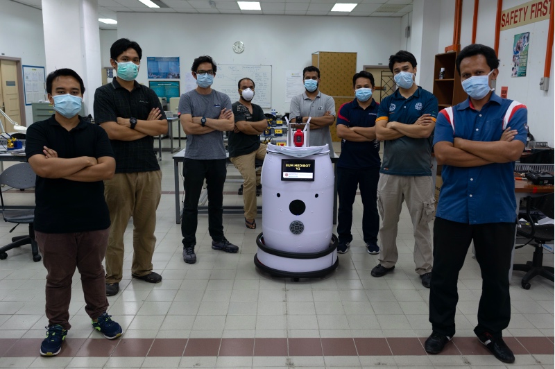 Robot Medis Keliling Rumah Sakit Malaysia Periksa Pasien Covid-19 ...