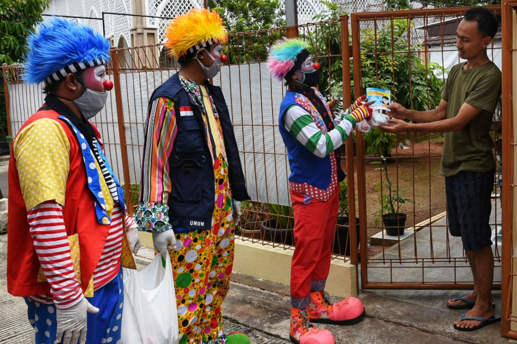 Saat Badut-badut Jenaka Bagikan 1.000 Paket Covid Kit di Tangerang