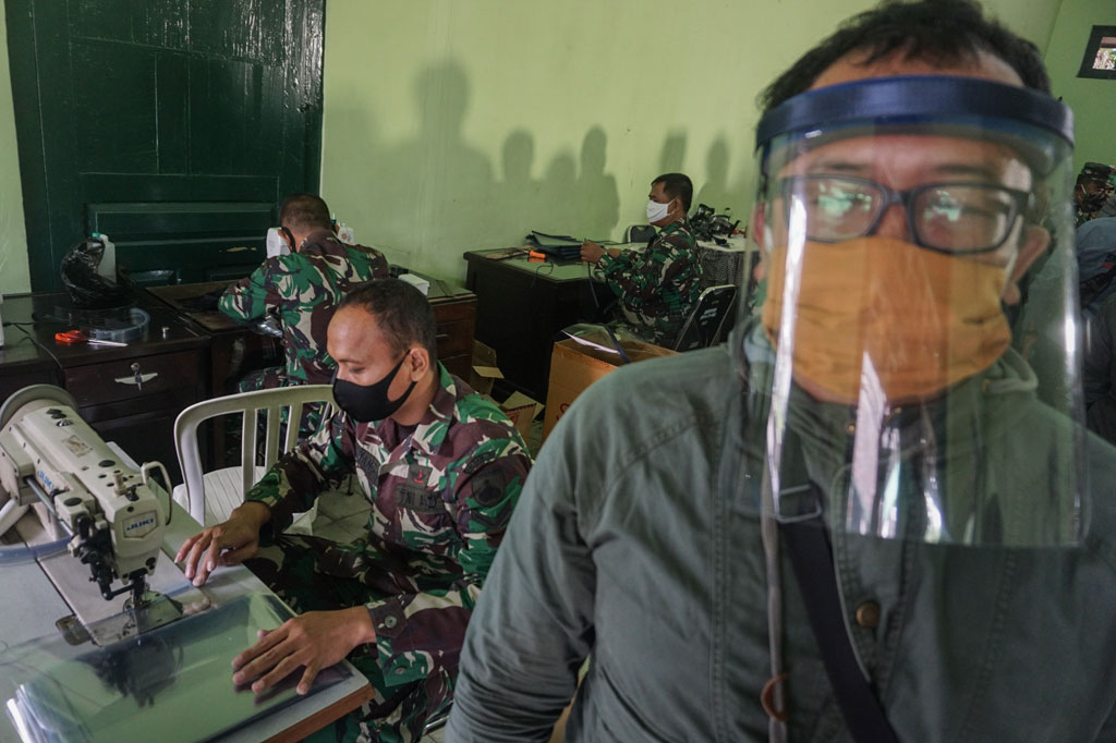 Prajurit TNI Produksi Face Shield