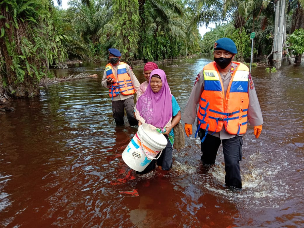 Polisi Evakuasi Warga Terdampak Banjir di Aceh Selatan
