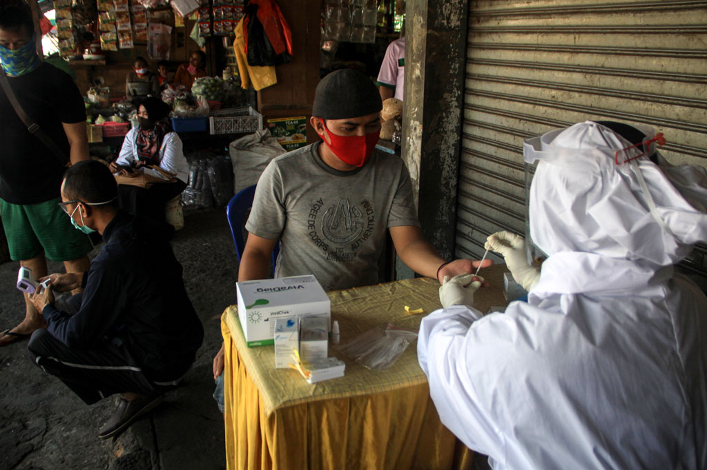 Pedagang Pasar Larangan Sidoarjo Jalani Rapid Test Pedagang Pasar Larangan Sidoarjo Jalani Rapid Test