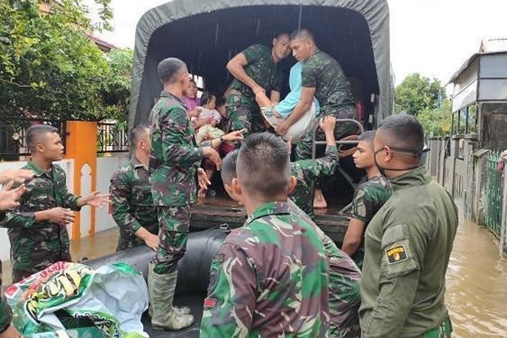 Tni Evakuasi Korban Banjir Di Banda Aceh