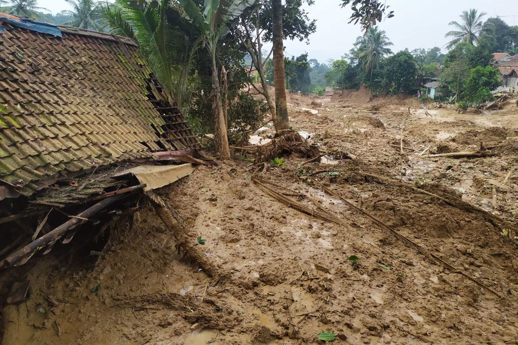 Longsor Terjang Leuwisadeng, Belasan Rumah Rusak Berat
