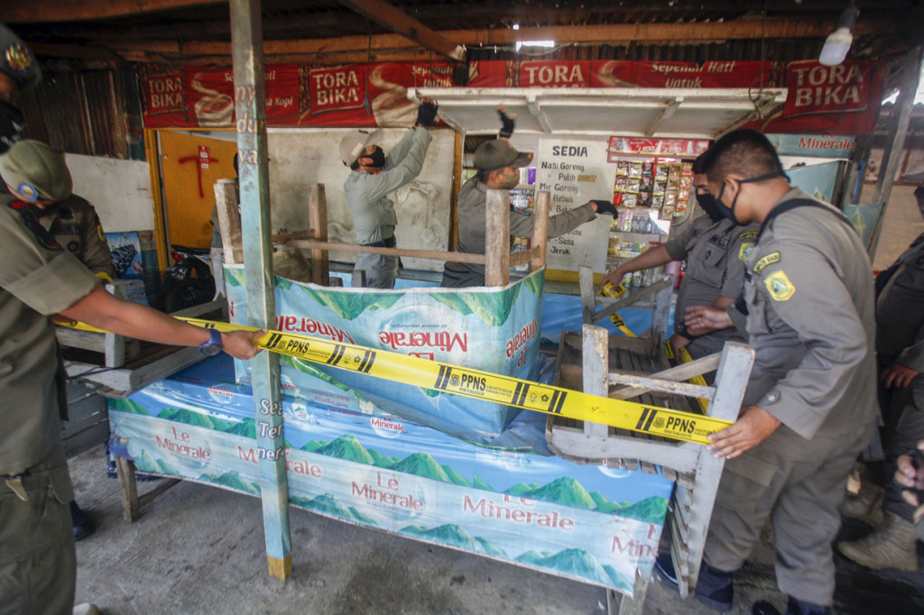 Satpol PP Tertibkan PKL di Kawasan Puncak