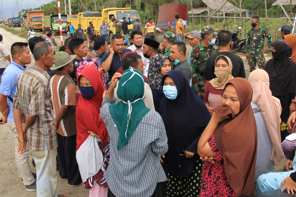 Tuntut Ganti Rugi Lahan dan Bangunan, Warga Suak Potong Blokir Jalan