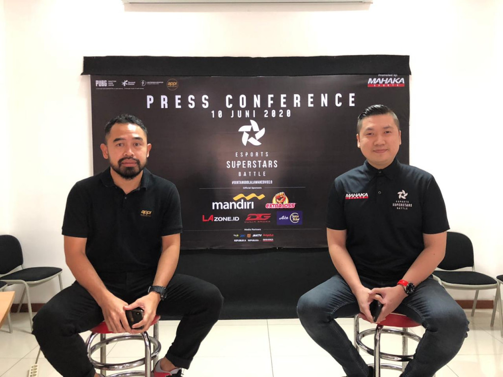 Pesepak Bola Nasional Adu Kemahiran Bermain Gawai