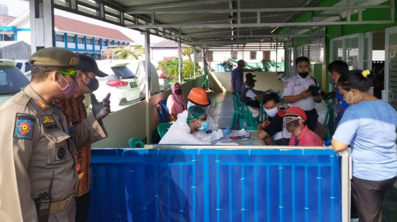 Pedagang Pasar Elang Pademangan Timur Menjalani Rapid Test