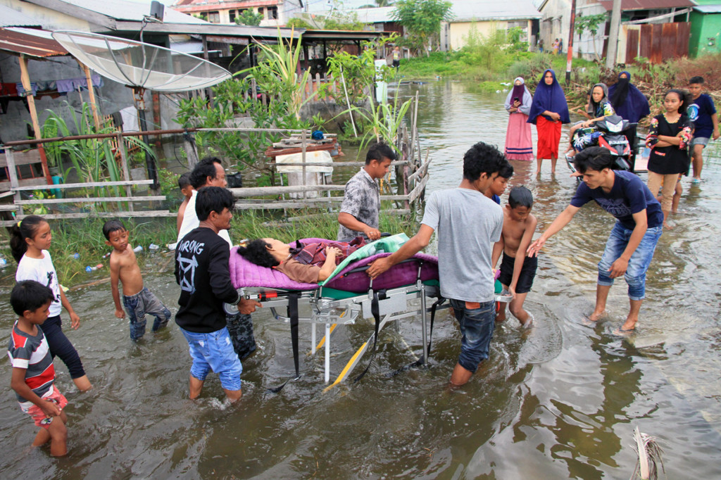Banjir Rob Rusak Puluhan Rumah di Aceh Barat Banjir Rob Rusak Puluhan Rumah di Aceh Barat