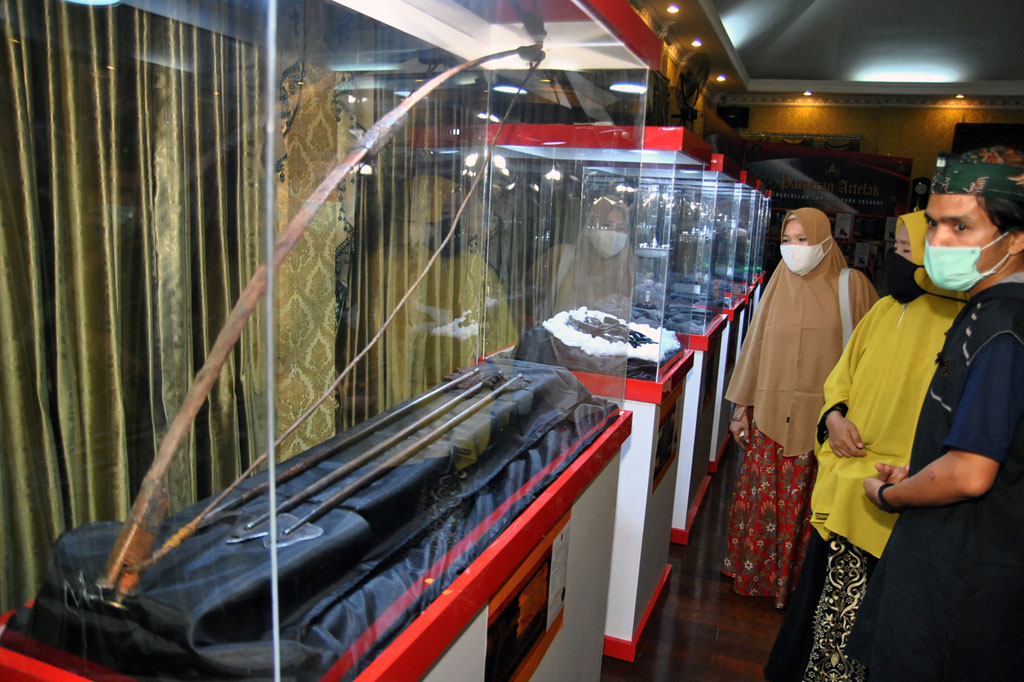 Artefak Rasulullah SAW Dipamerkan di Parung-Bogor Artefak Rasulullah SAW Dipamerkan di Parung-Bogor