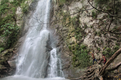 Menerobos Hutan demi Air Terjun Taplel yang Memesona