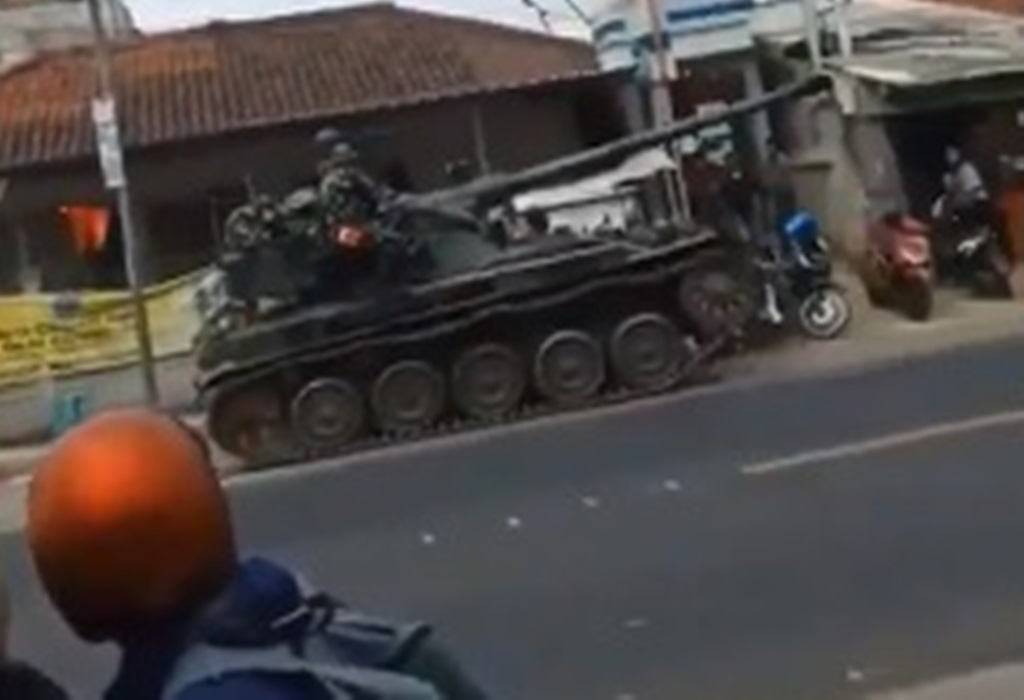 TNI Ganti Kerugian Gerobak dan Motor Tertabrak Tank