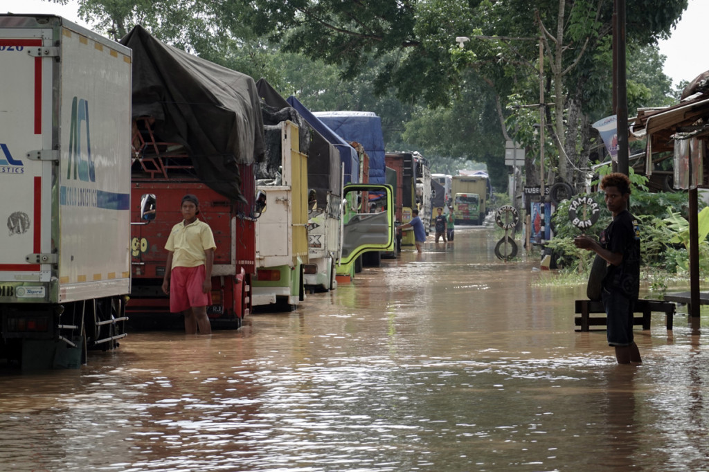 Jalur Selatan Jateng Macet Akibat Banjir di Jalan Buntu-Sumpiuh