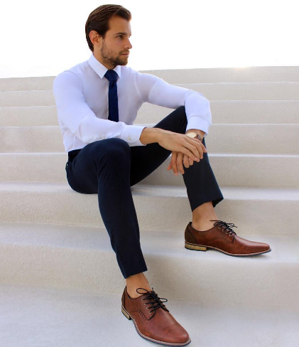 Tips Padu Padan Sepatu Coklat dengan Suit dan Celana Hitam