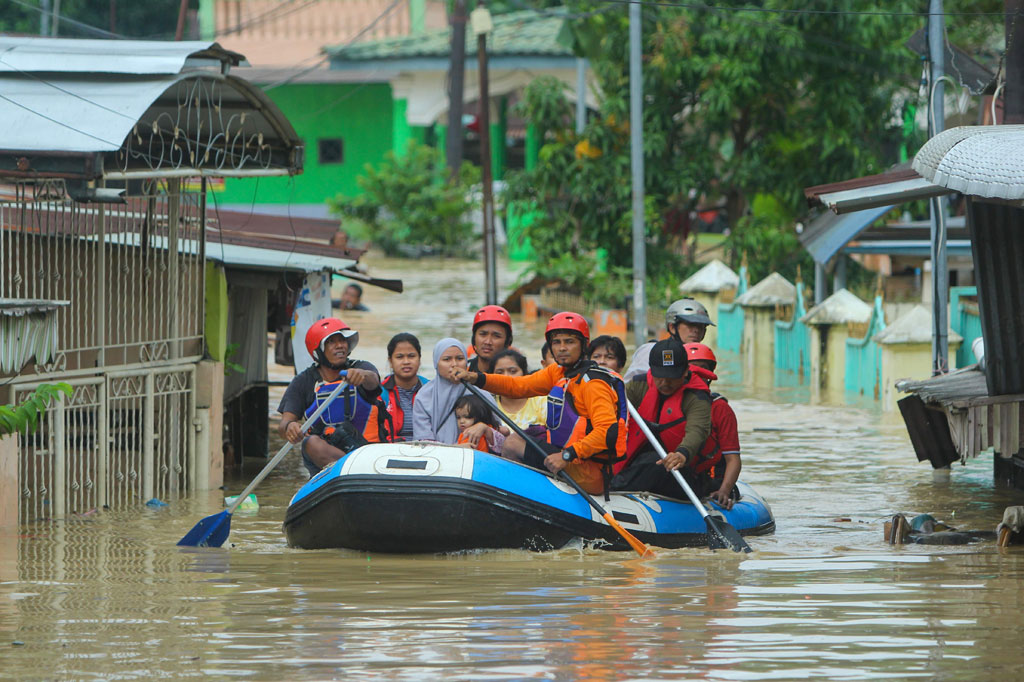 Potret Proses Evakuasi Korban Banjir Deliserdang Potret Proses Evakuasi Korban Banjir Deliserdang
