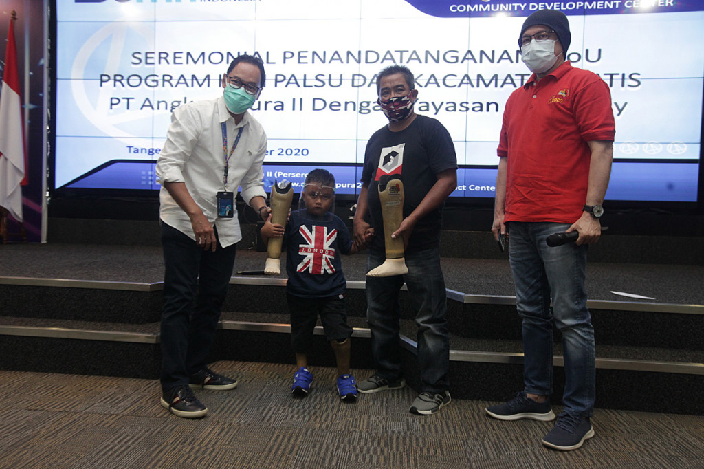 Angkasa Pura II dan Yayasan Kick Andy Salurkan Bantuan Kaki Palsu Gratis