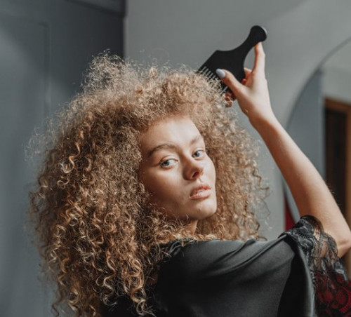 5 Manfaat Mengejutkan dari Menyisir Rambut Setiap Hari