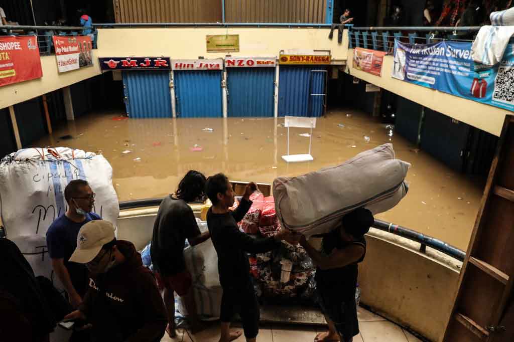 Saat Pedagang Pasar Cipulir Selamatkan Dagangan dari Genangan Banjir