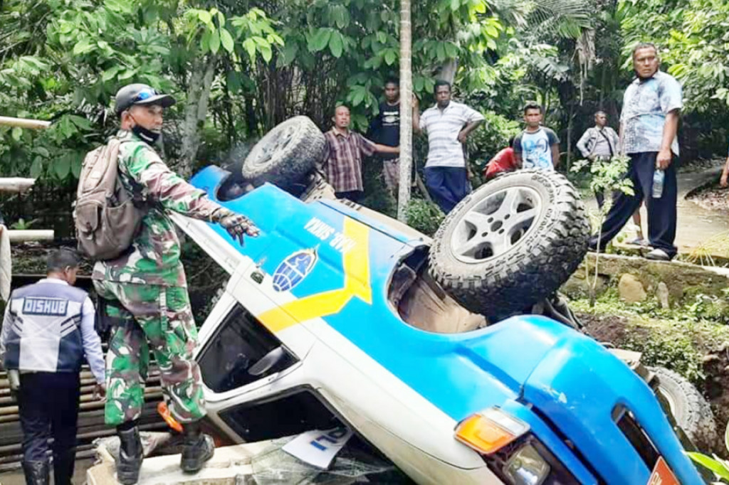 Mobil Patwal Dishub Sikka Terbalik saat Kawal Rombongan Bupati