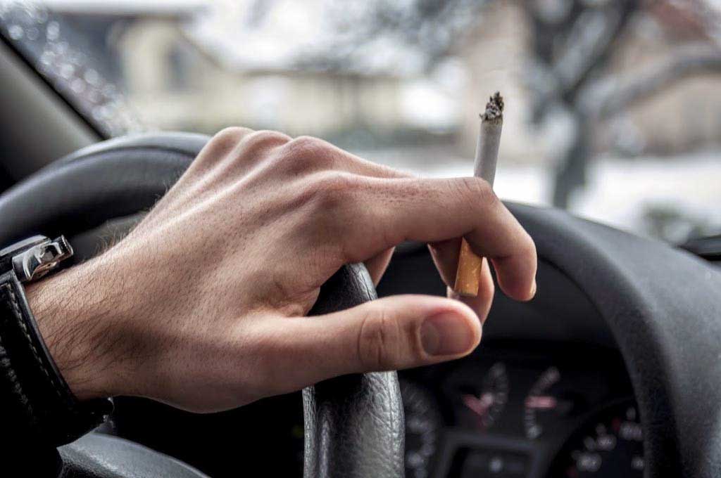 4 Bahan Alami yang Efektif Hilangkan Bau Rokok di Kabin Mobil - Medcom.id