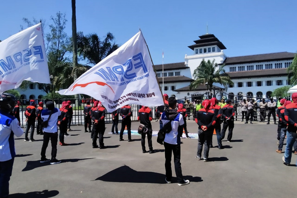 Tolak THR Dicicil, Aliansi Buruh Jawa Barat Demo di Gedung Sate Tolak THR Dicicil, Aliansi Buruh Jawa Barat Demo di Gedung Sate