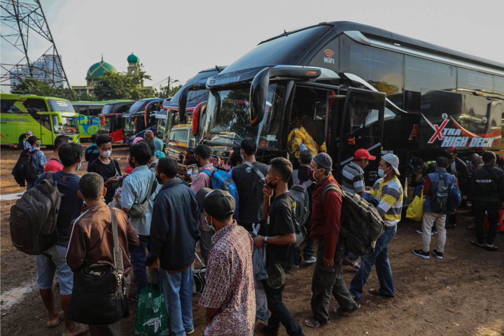 Potret Terminal Ciledug Tangerang Dipadati Pemudik