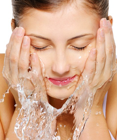 Empat Mitos Mencuci Muka yang Dibantah oleh Ahli Kulit