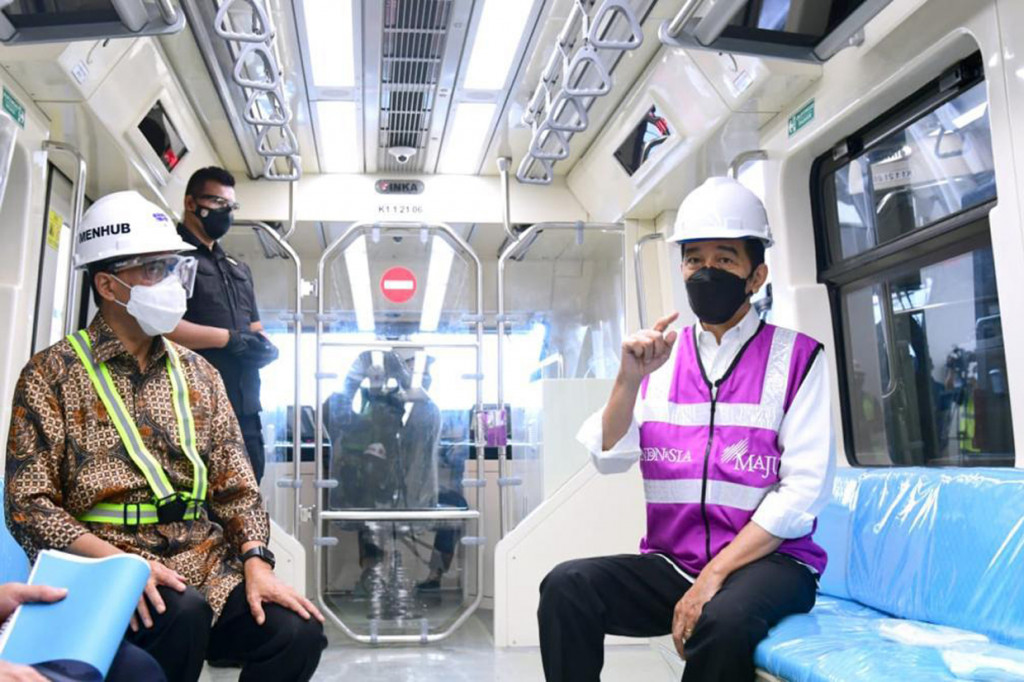 Foto: Jokowi Berharap LRT TMII Beroperasi Juni 2022 Foto: Jokowi Berharap LRT TMII Beroperasi Juni 2022