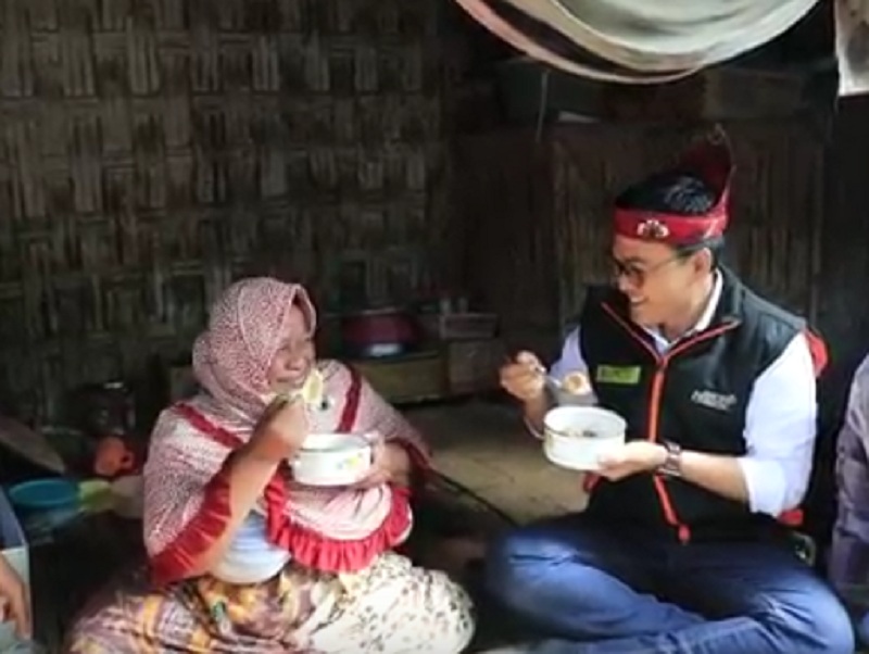Naik Motor Bawa Rantang, Bupati Pamekasan Suapi Lansia Sebatang Kara