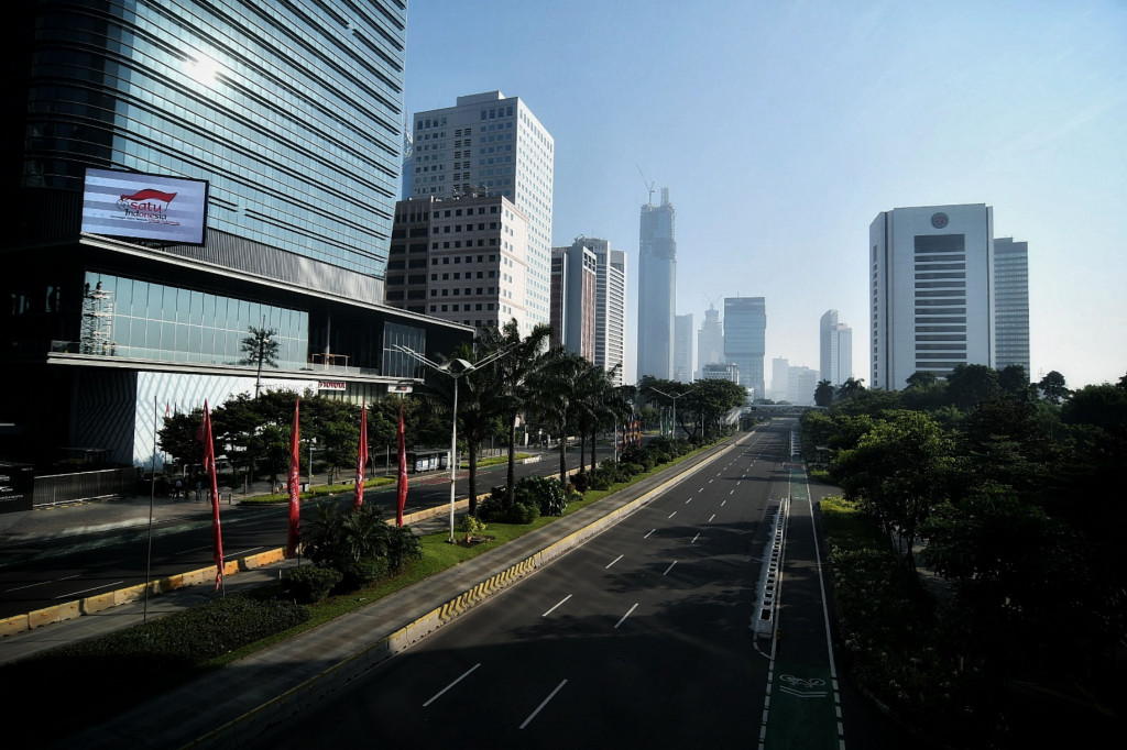 Potret Kawasan Sudirman yang Sepi Saat PPKM Darurat