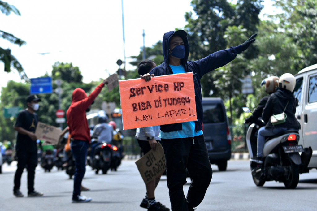 Mal Tutup Imbas PPKM, Tukang Servis HP Jajakan Jasa di Pinggir Jalan