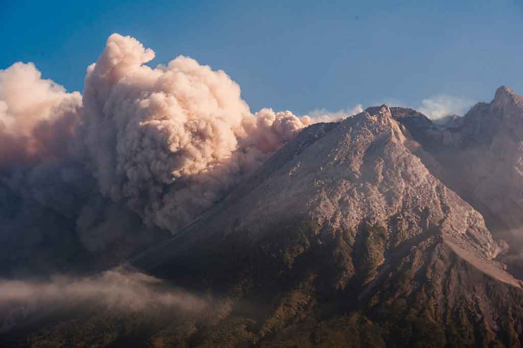 Potret Merapi Luncurkan Awan Panas Sejauh 3.000 Meter