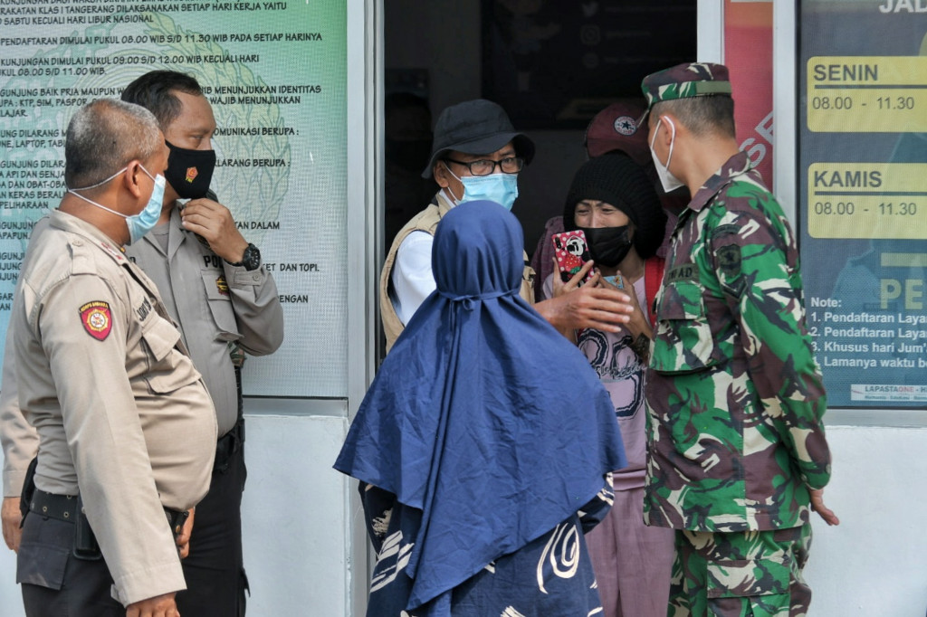 Keluarga Napi Mulai Berdatangan ke Lapas Tangerang Pascakebakaran Keluarga Napi Mulai Berdatangan ke Lapas Tangerang Pascakebakaran