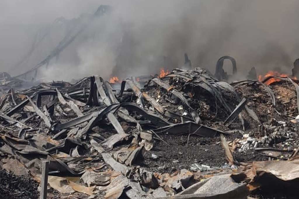 Kerja Keras Petugas Padamkan Kebakaran Pabrik Korek Api di Tangerang