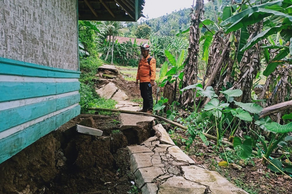 Pergerakan Tanah di Desa Sukajadi Cianjur, 6 Rumah Rusak dan Belasan Teranc Pergerakan Tanah di Desa Sukajadi Cianjur, 6 Rumah Rusak dan Belasan Teranc